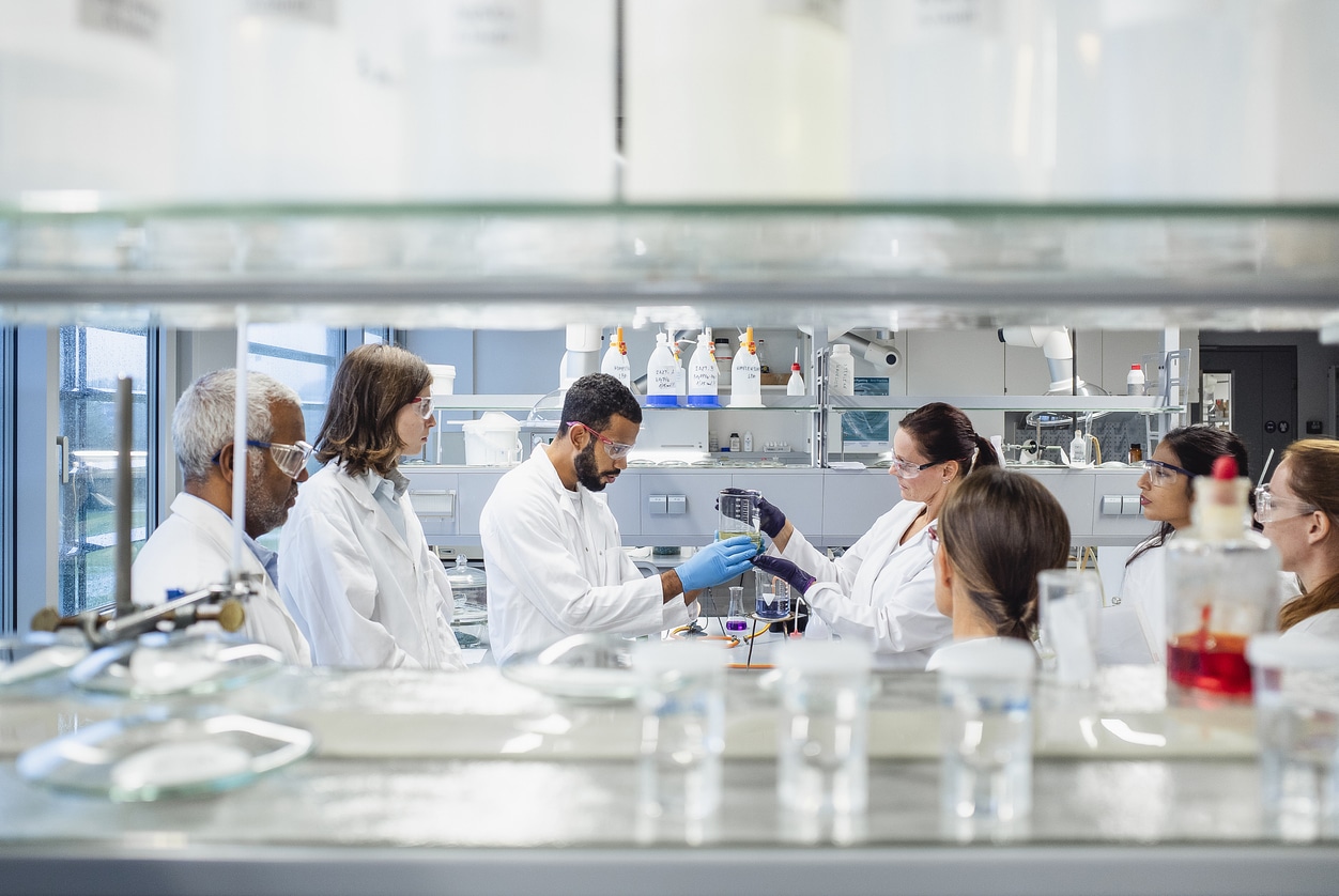 Laboratory Furniture Manufacturer UK: Designing lab Workspaces